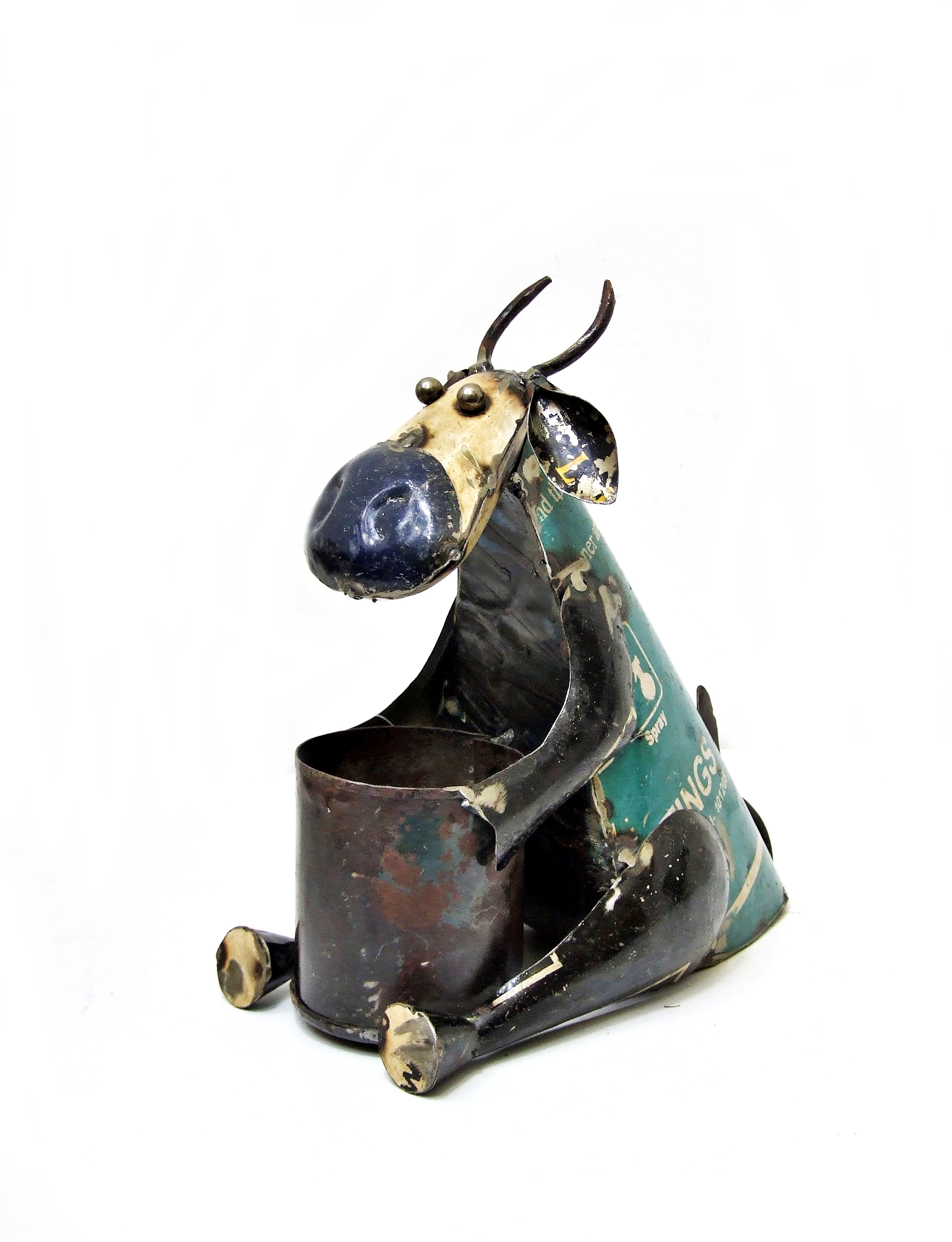 Krowa z pojemnikiem Figurka metalowa z recyclingu 25cm